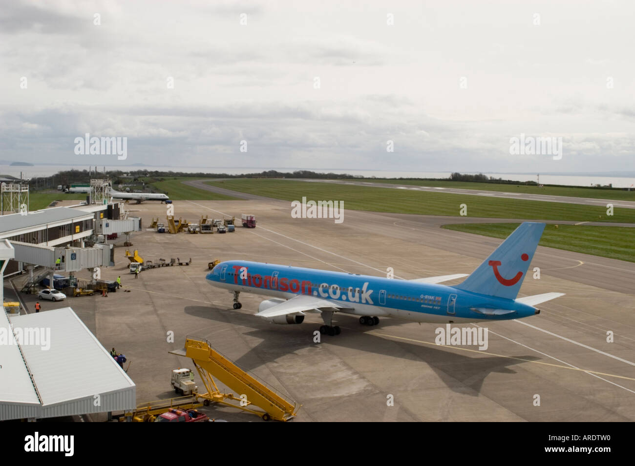 Aircraft pulls up to a stand Stock Photo - Alamy