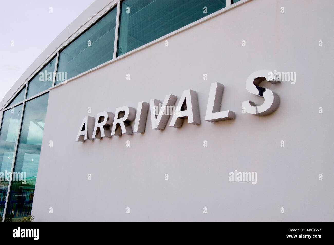 Airport arrivals sign hi-res stock photography and images - Alamy