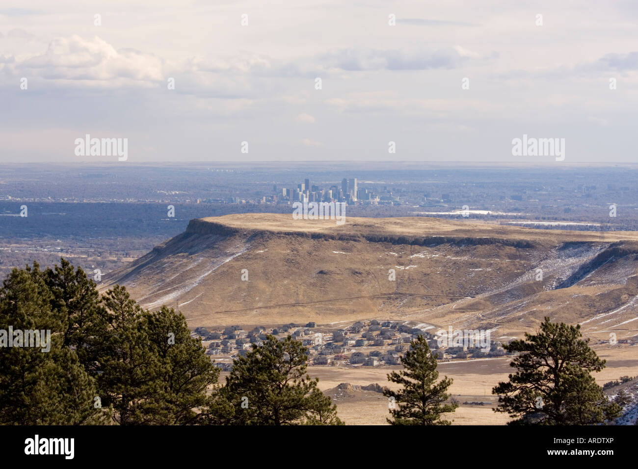 Denver skyline and mountains hi-res stock photography and images - Alamy