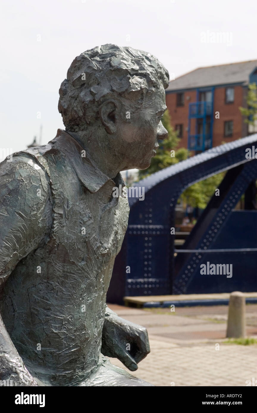 Dylan thomas statue hi-res stock photography and images - Alamy