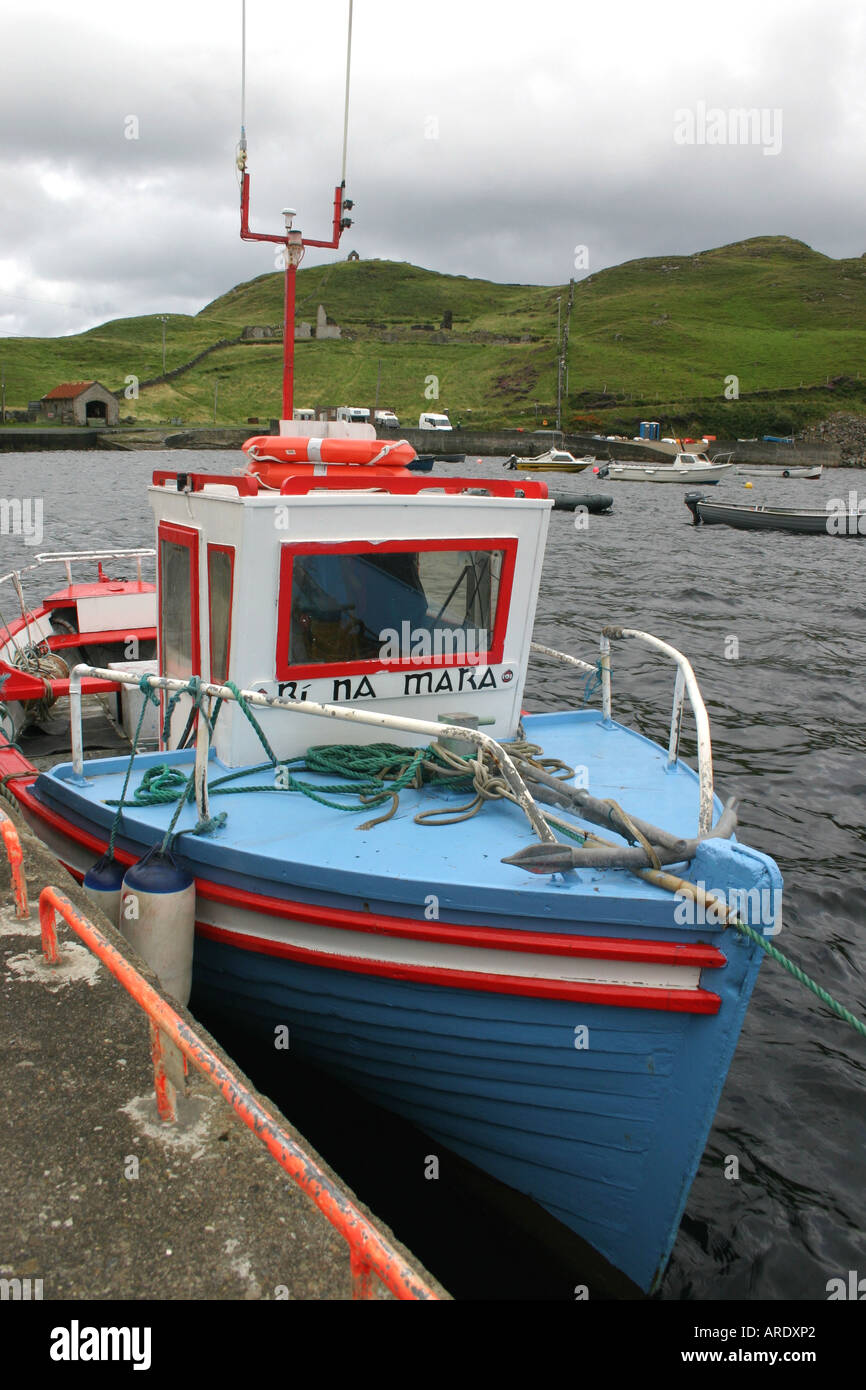 fishing boat moored next to the jetty in Teelin harbour, Teelin Bay ...