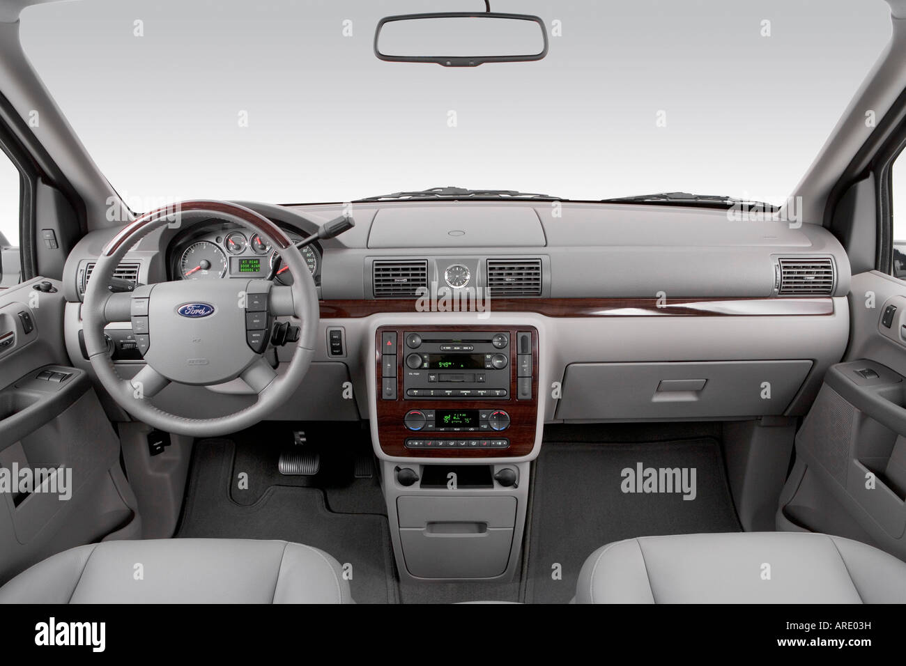 2006 Ford Freestar Limited in Red - Dashboard, center console, gear ...