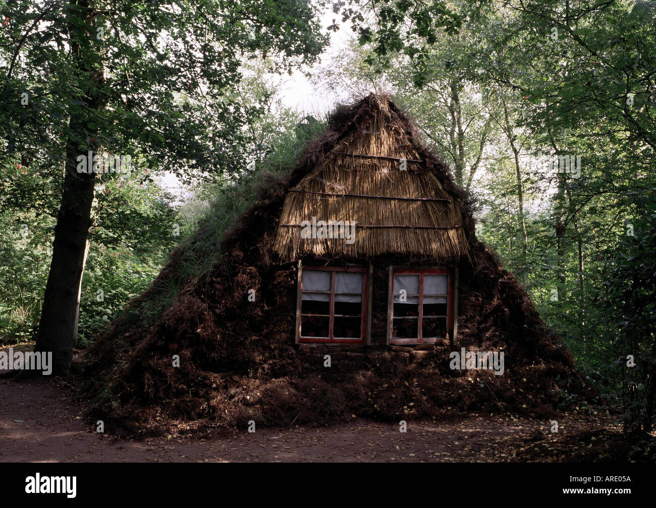 Barger Compascuum, Altes Moordorf im Veenpark, Plaggenhütte Stock Photo ...