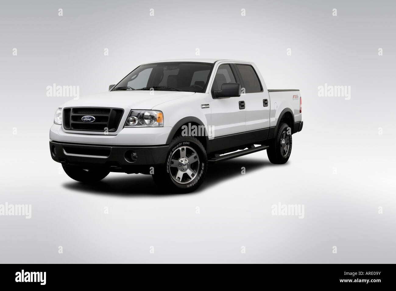 2006 Ford F-150 FX4 in White - Front angle view Stock Photo - Alamy