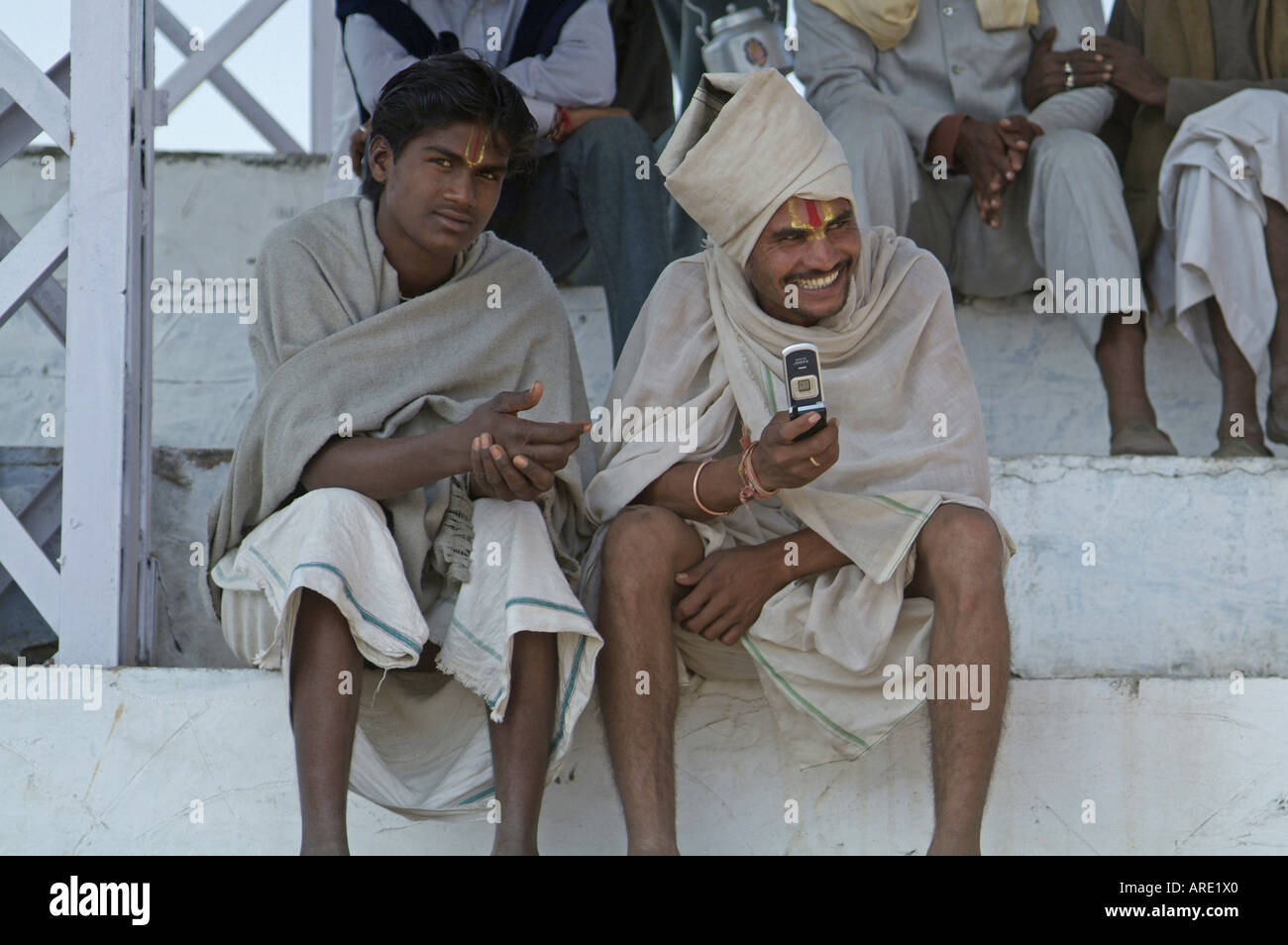 India mobile phone use hi-res stock photography and images - Alamy