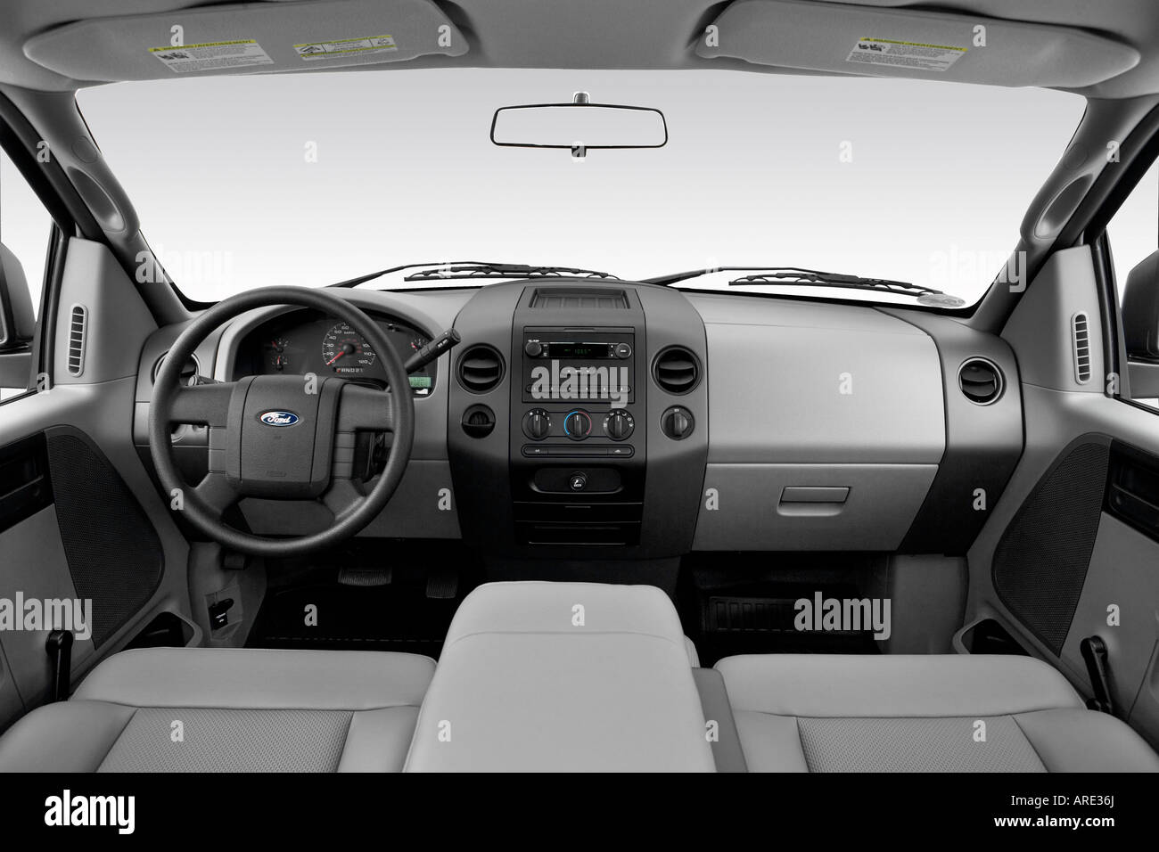 2006 Ford F-150 XL in White - Dashboard, center console, gear shifter ...