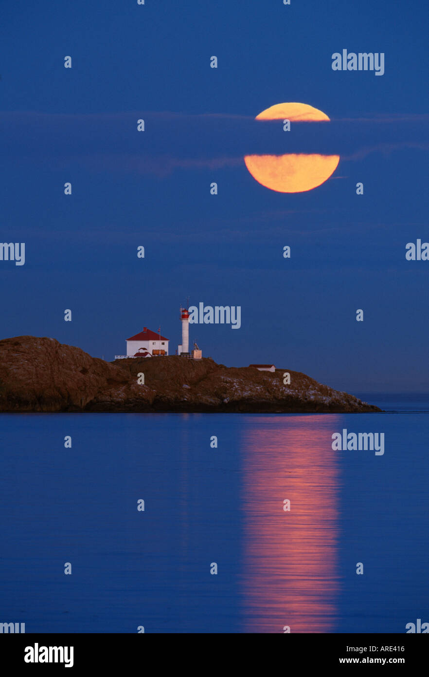Moonrise over vancouver hi-res stock photography and images - Alamy