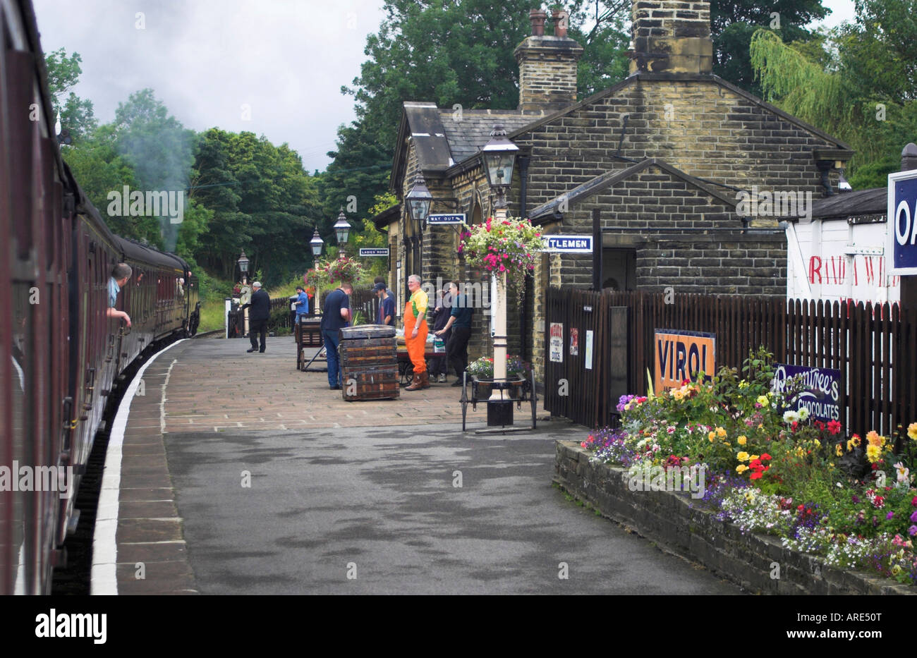 Oakworth train station hi-res stock photography and images - Alamy