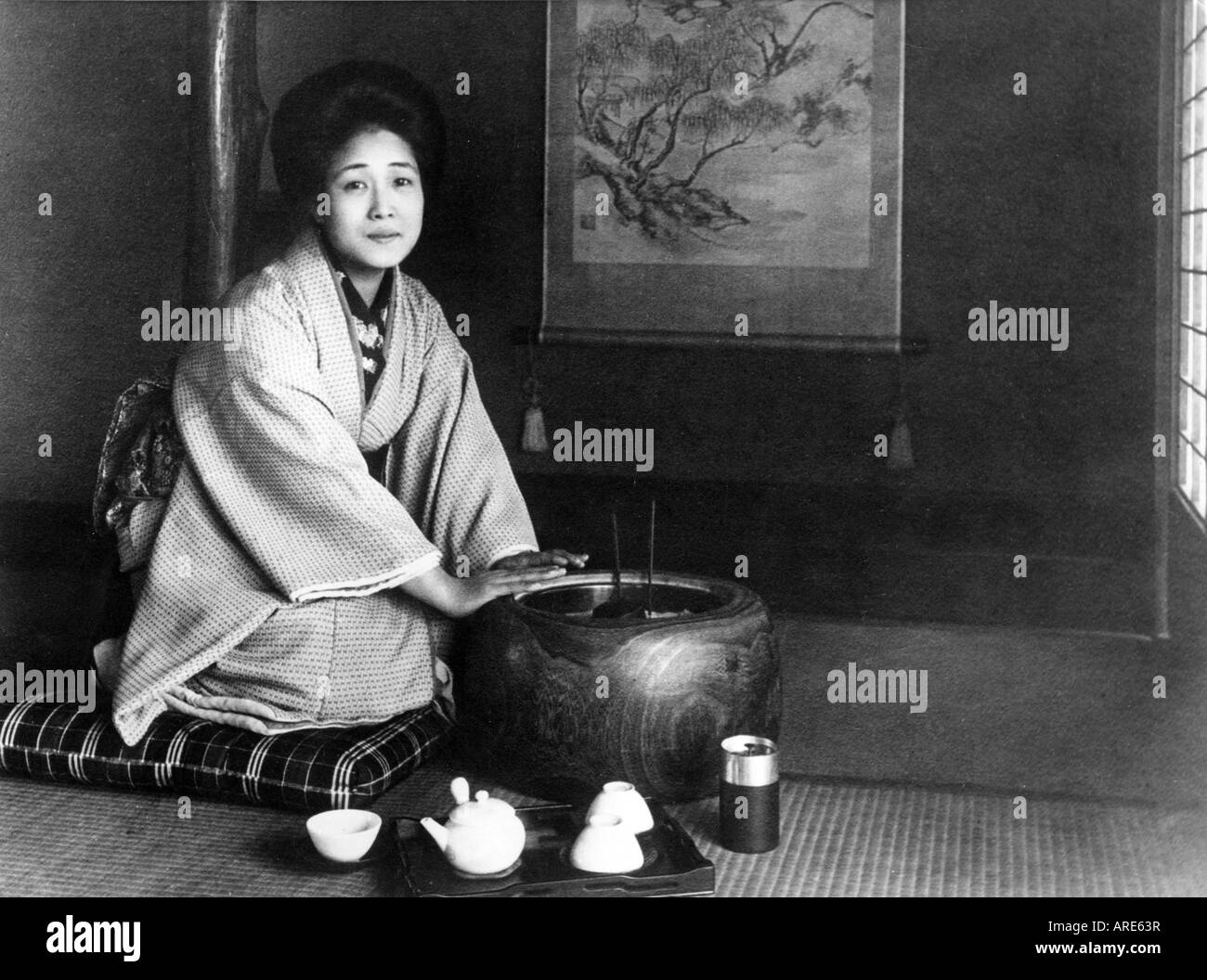 1950s woman tea hi-res stock photography and images - Alamy