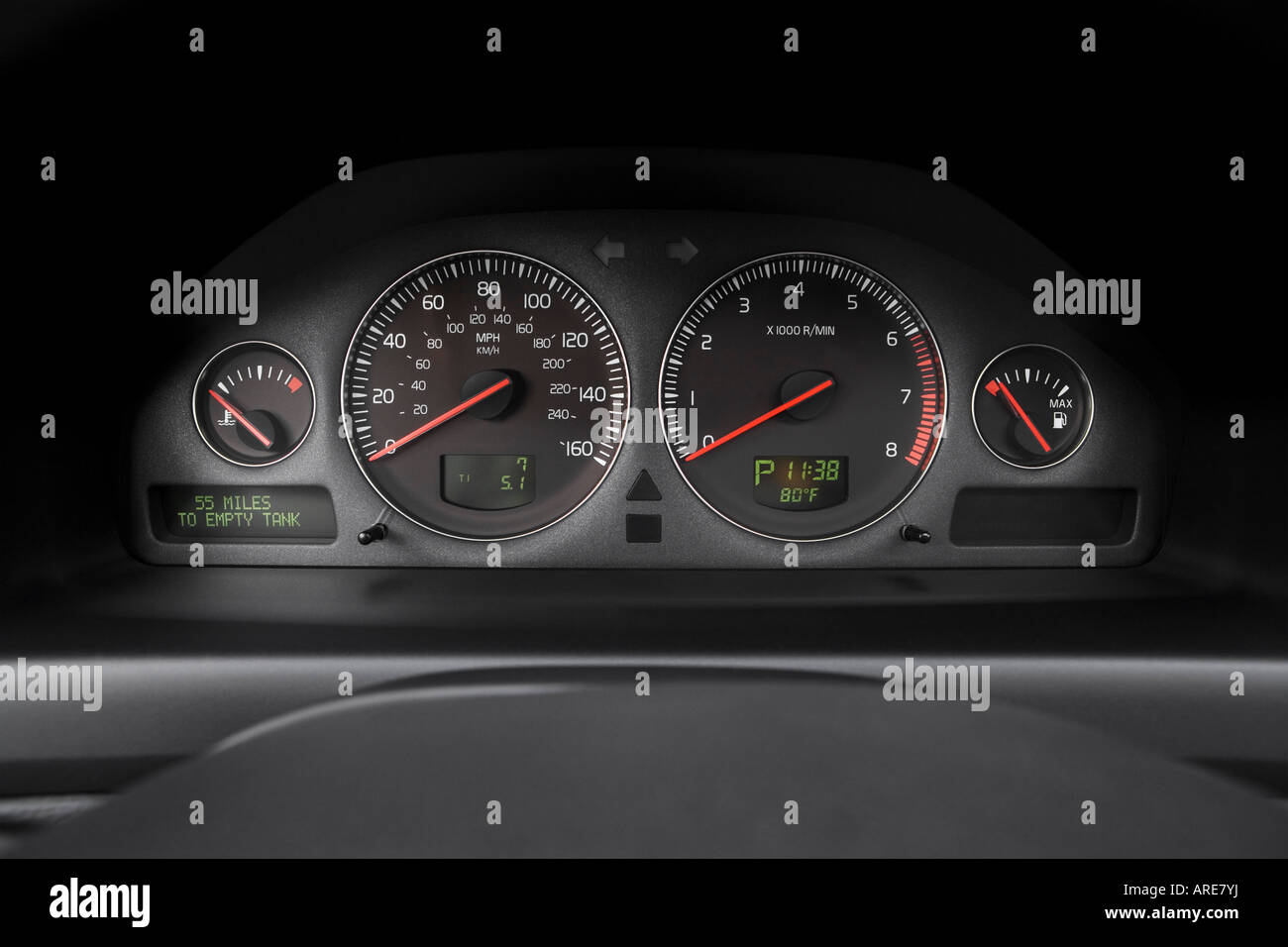 2006 Volvo V70 2.4 in Silver - Speedometer/tachometer Stock Photo - Alamy