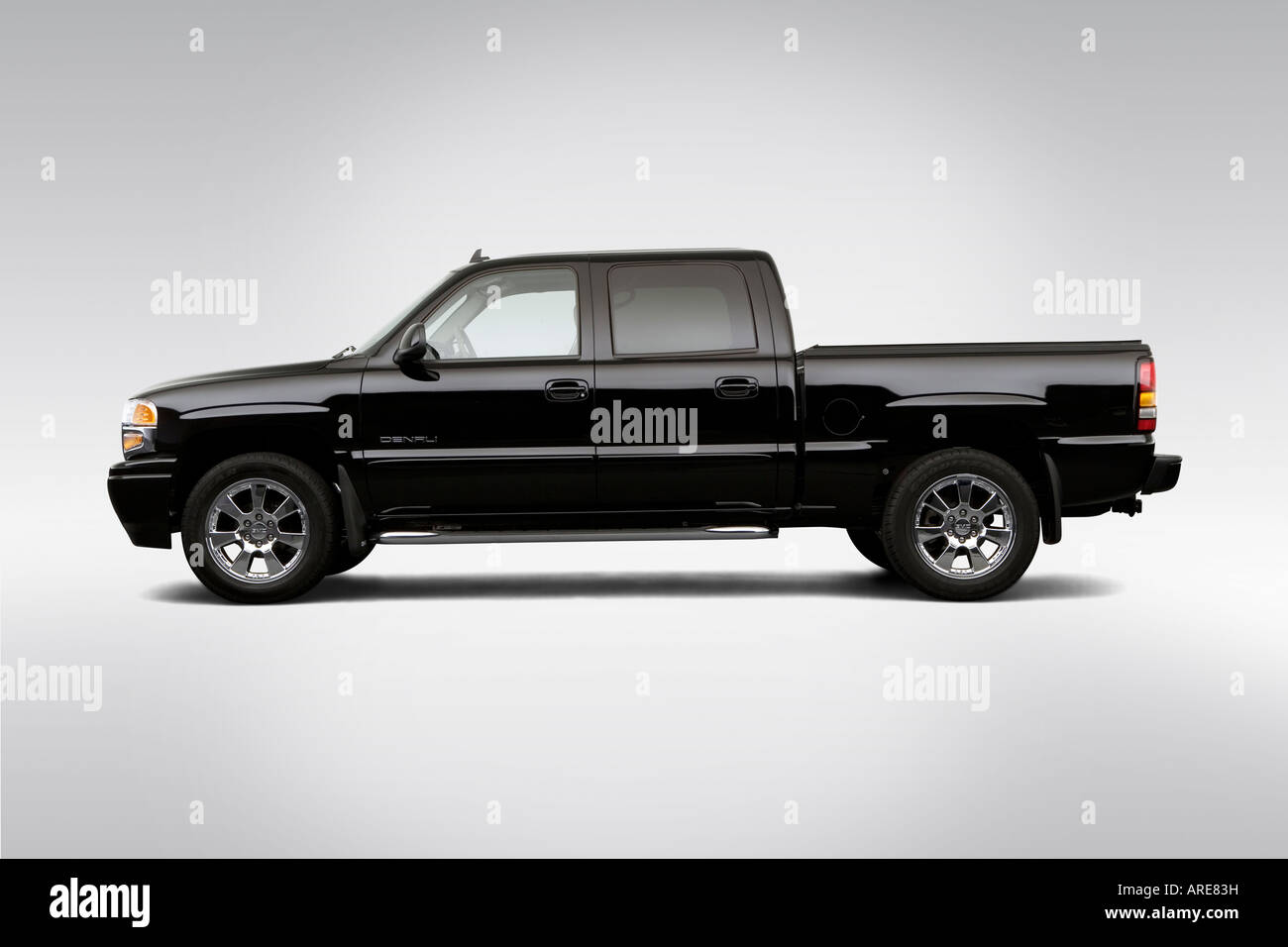 2006 GMC Sierra Denali in Black - Drivers Side Profile Stock Photo - Alamy