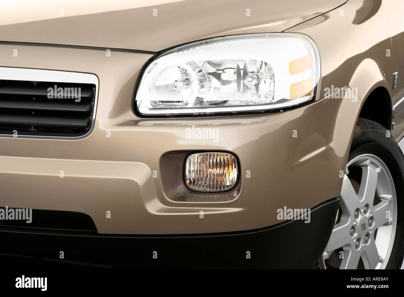 2006 Saturn Relay 3 in Beige - Headlight Stock Photo - Alamy