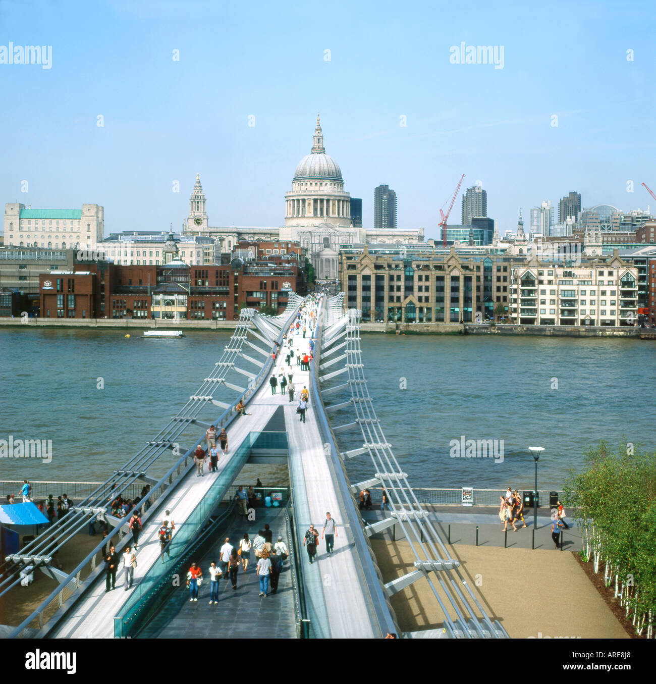 The Millennium Bridge spanning the River Thames between St. Pauls ...