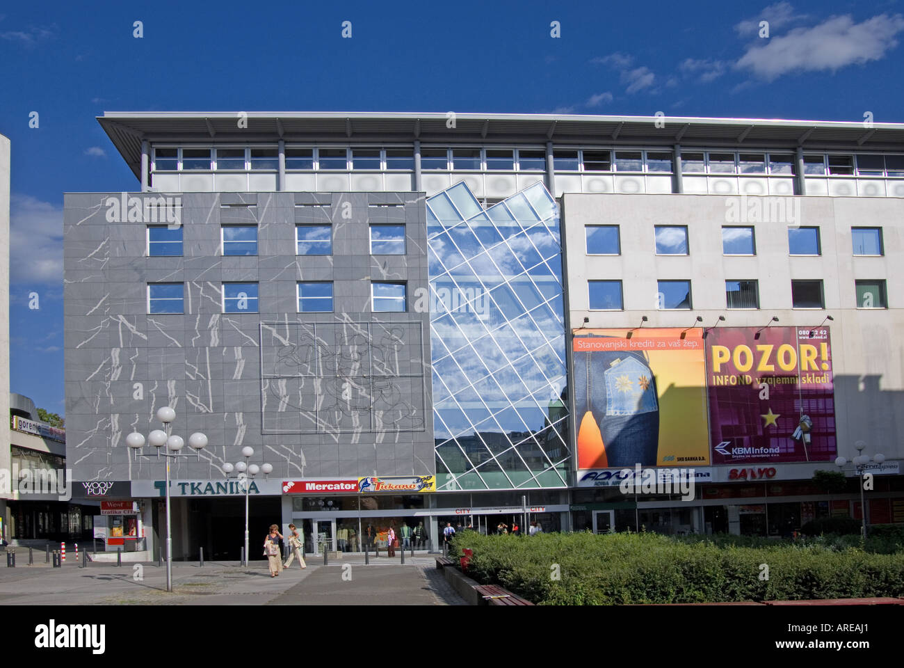 Shopping centre at main railway station hi-res stock photography and ...