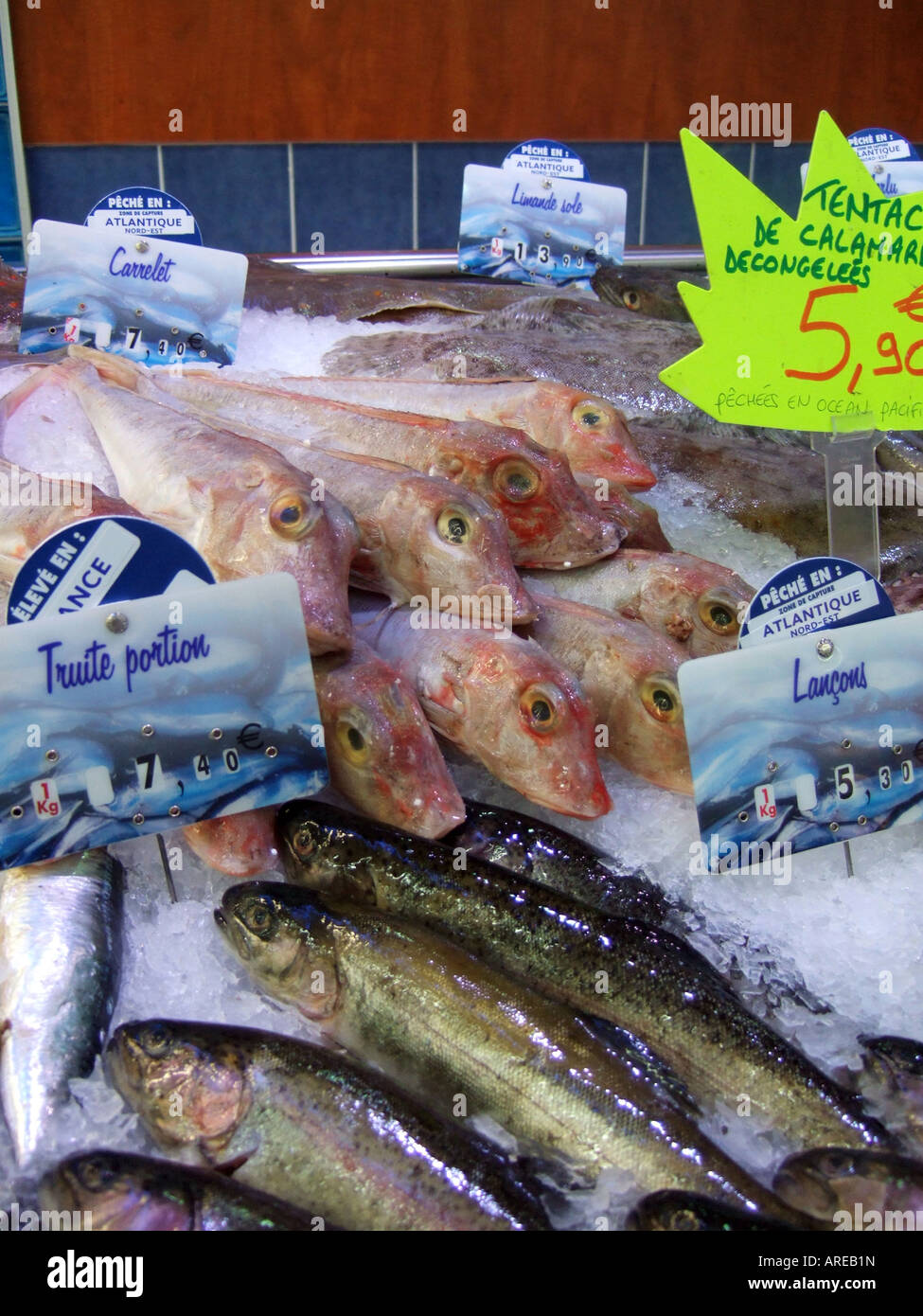 Fresh fish on the counter in a french supermarket Stock Photo - Alamy