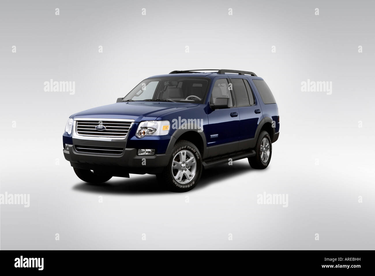 2006 Ford Explorer XLT in Blue - Front angle view Stock Photo - Alamy