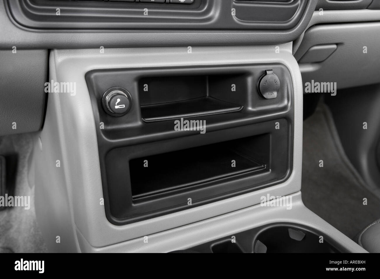 2005 GMC Yukon XL 1500 SLE in Silver - Gear shifter/center console ...