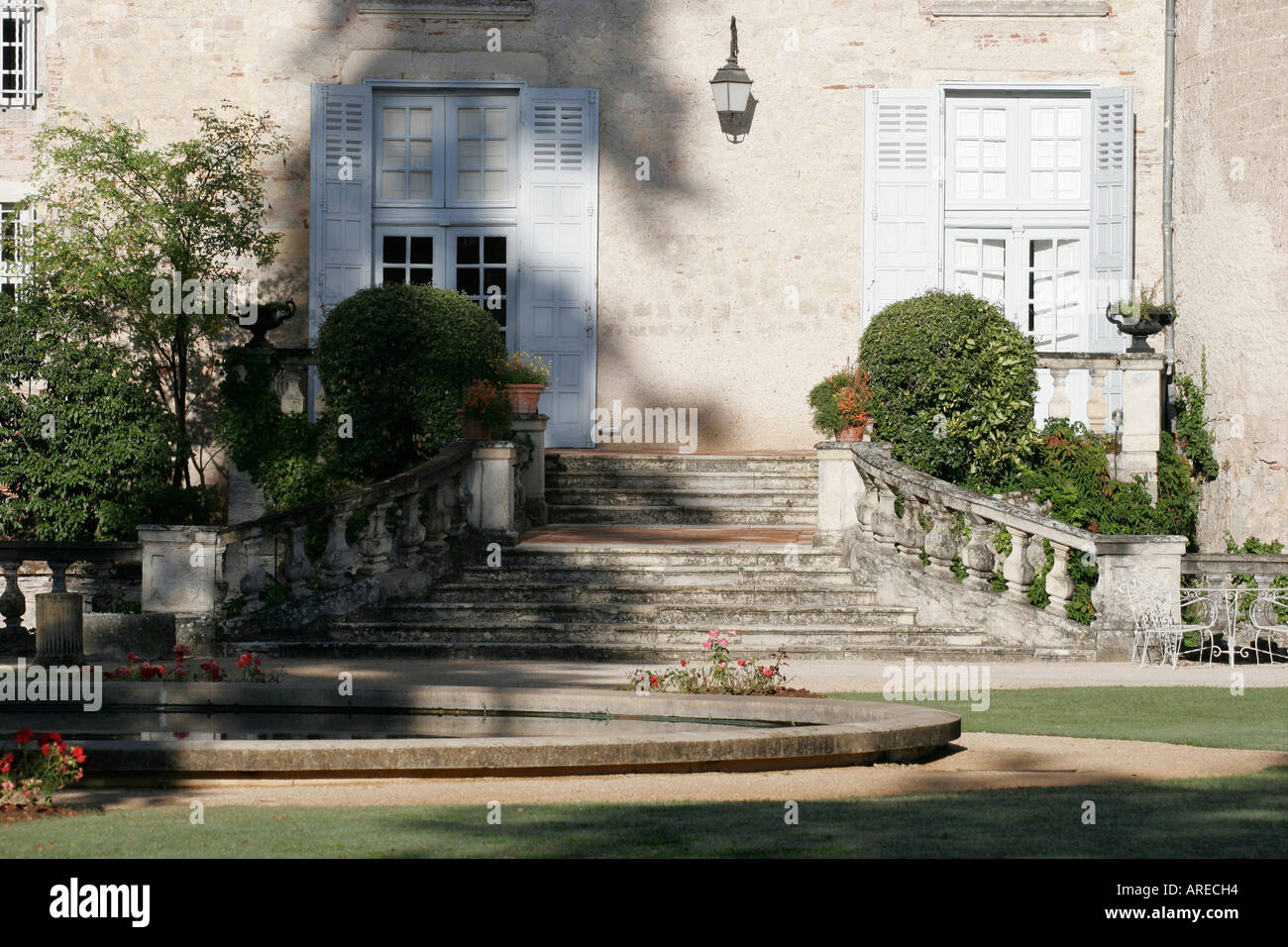 French chateau front door hi-res stock photography and images - Alamy