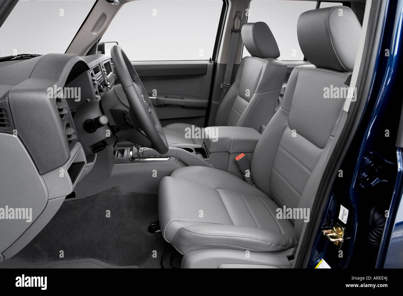 2006 Jeep Commander in Blue - Front seats Stock Photo - Alamy