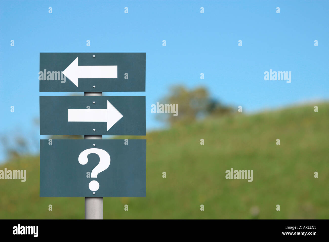 Three part sign with blank arrows pointing left and right in opposite ...