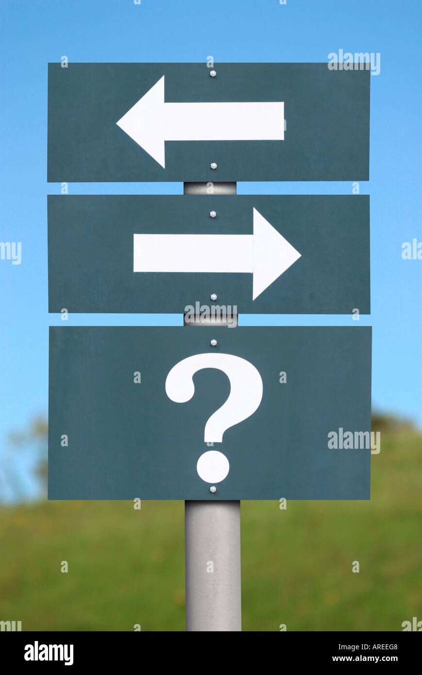 Three part sign with blank arrows pointing left and right in opposite ...