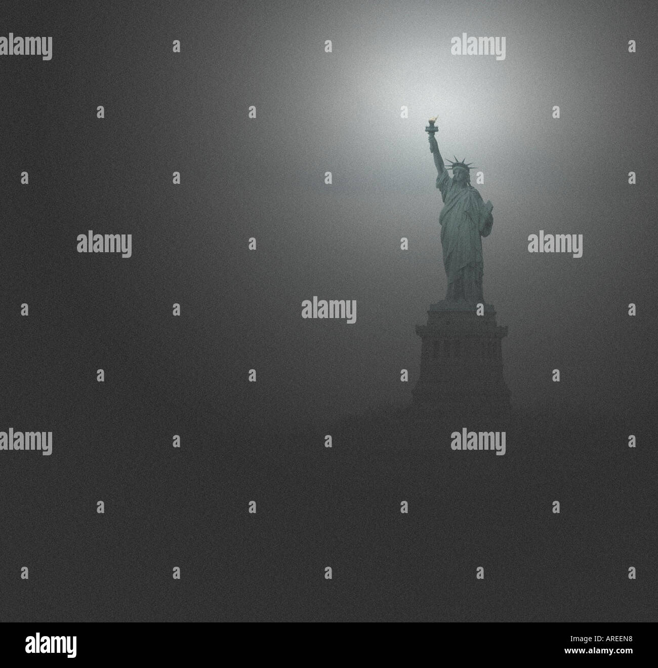 Tourist immigrant statue icon hi-res stock photography and images - Alamy