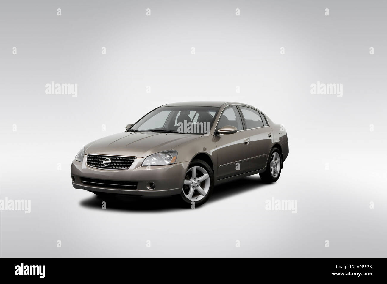 2006 Nissan Altima 3.5 SE in Gray - Front angle view Stock Photo - Alamy