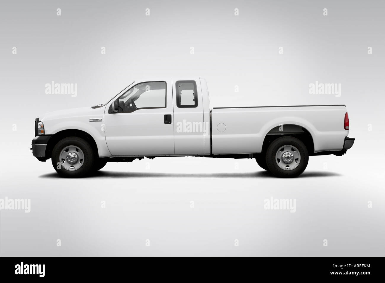 2006 Ford F-250 SD XL in White - Drivers Side Profile Stock Photo - Alamy