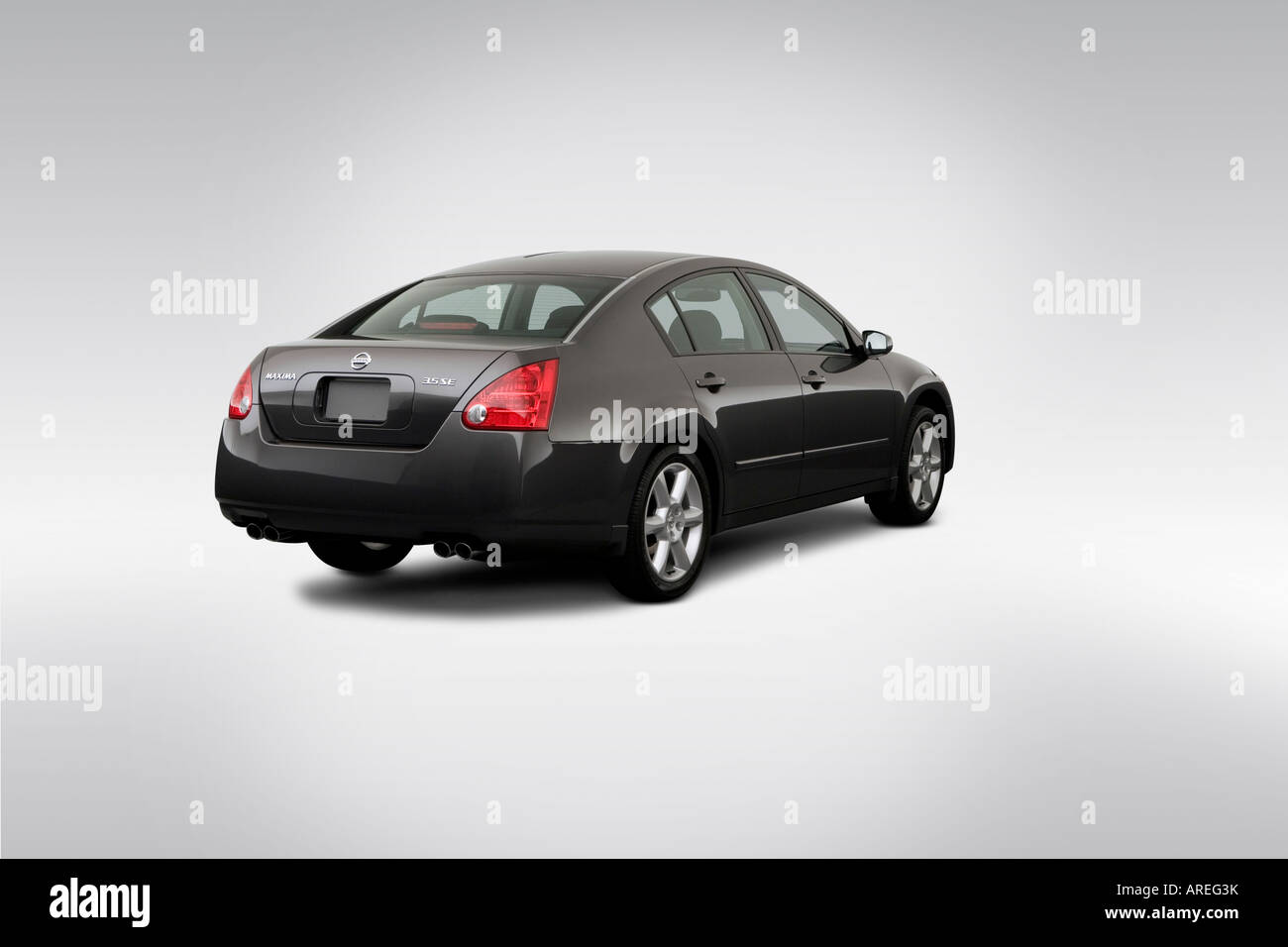 2006 Nissan Maxima 3.5 SE in Gray - Rear angle view Stock Photo - Alamy