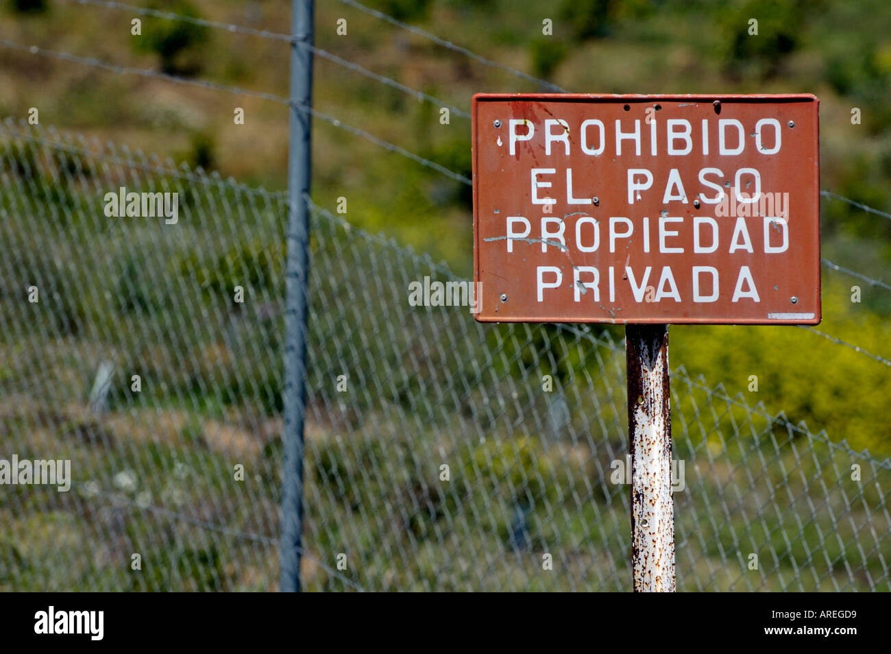 Barbed wire fence with sign prohibiting entry Stock Photo - Alamy
