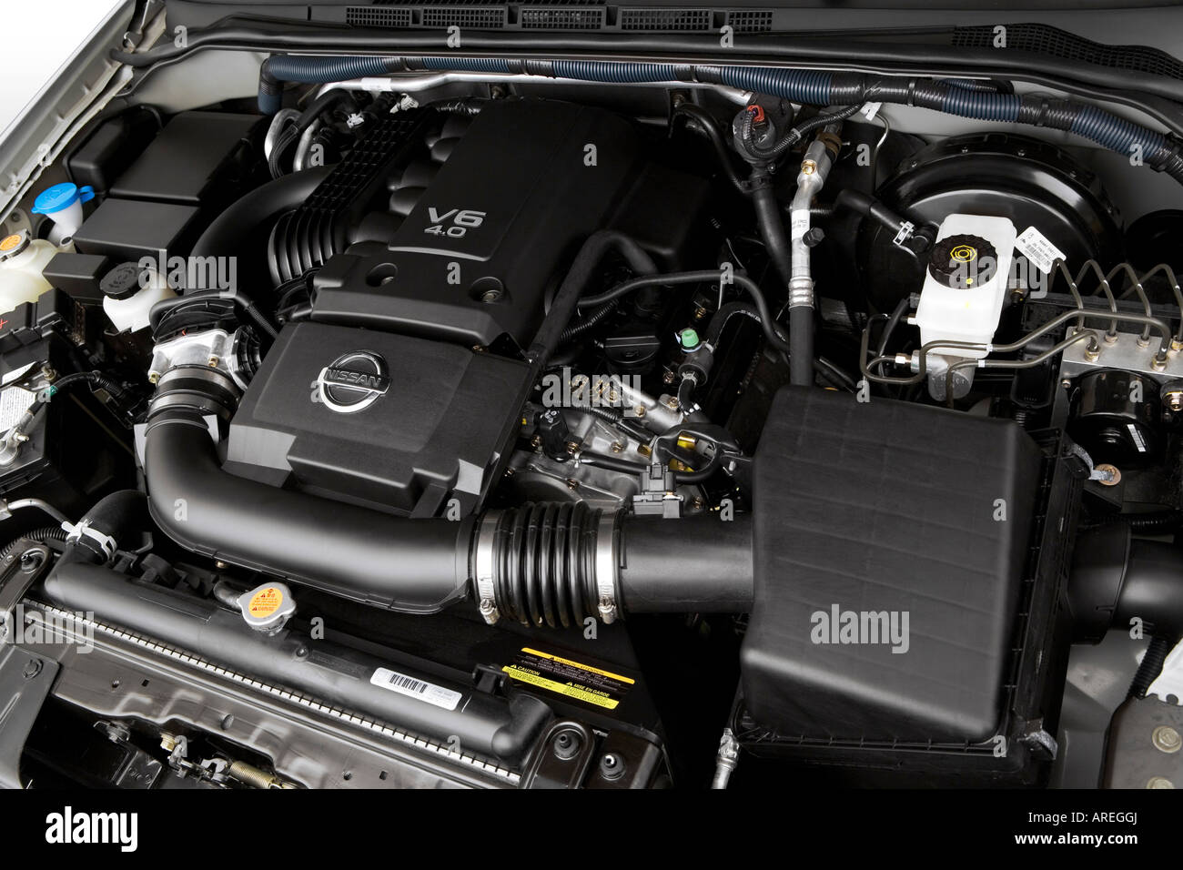 2006 Nissan Pathfinder LE in Silver - Engine Stock Photo - Alamy