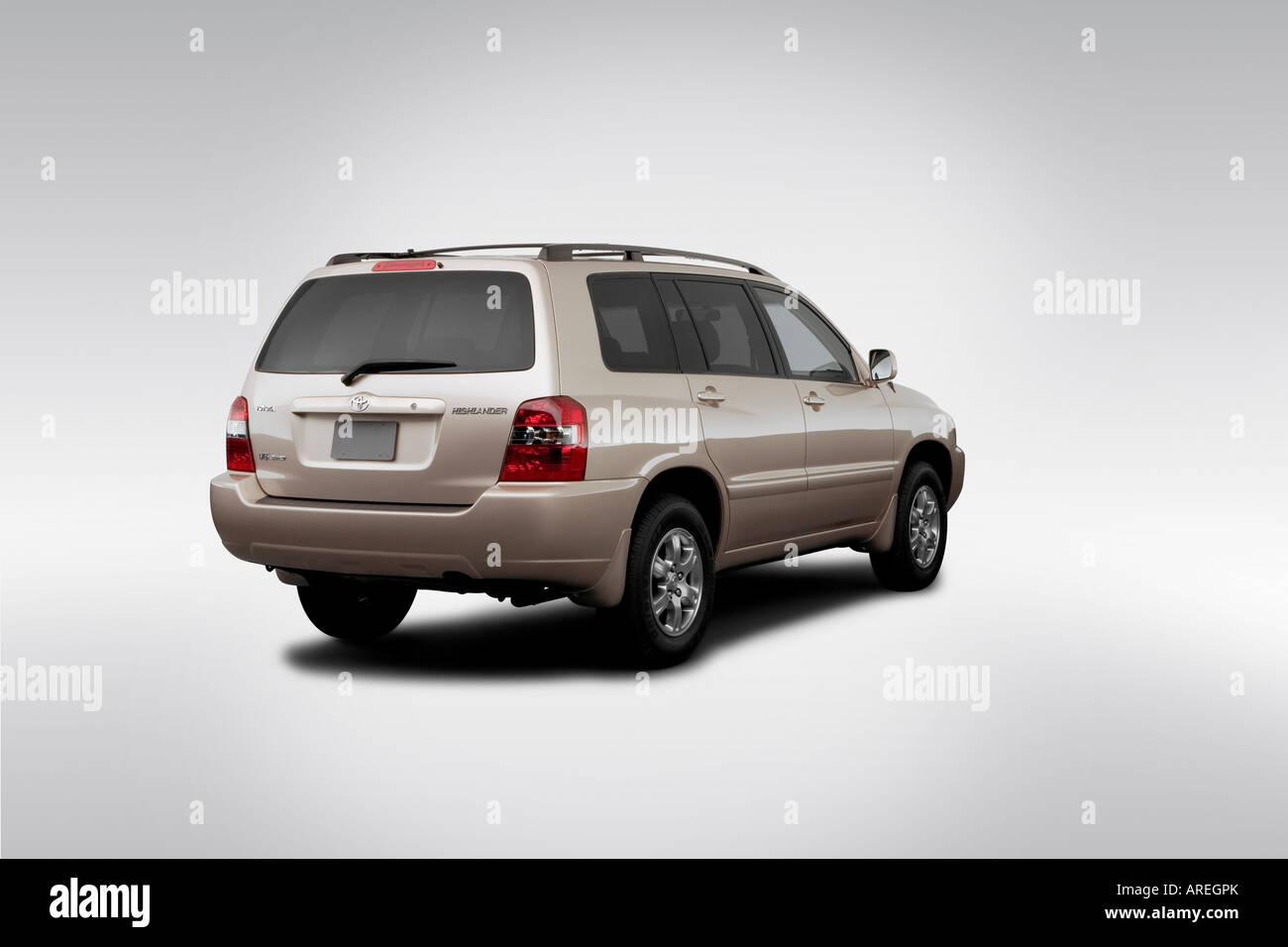 2006 Toyota Highlander V6 in Gold - Rear angle view Stock Photo - Alamy