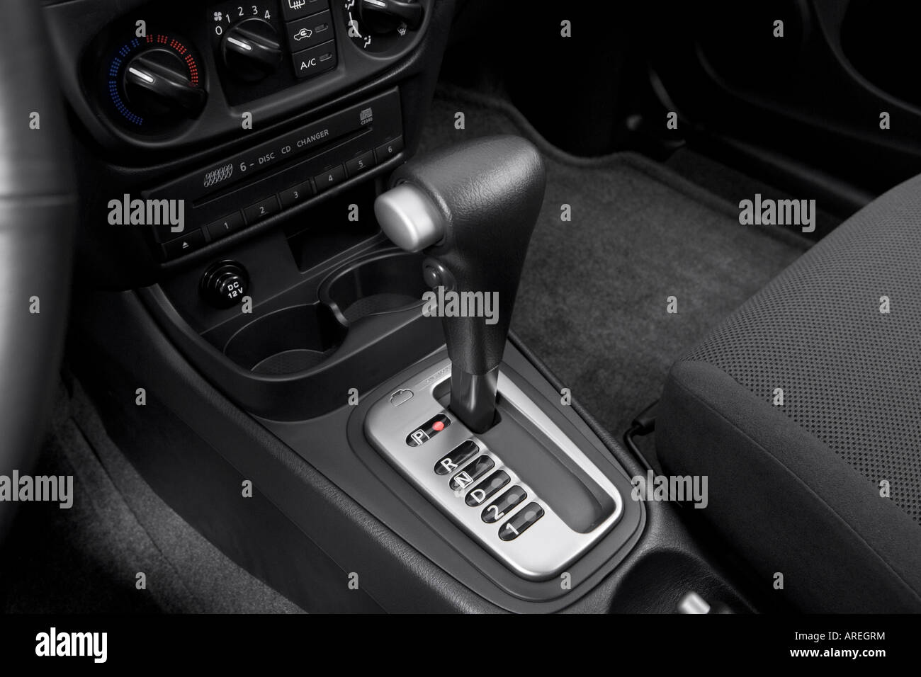 2006 Nissan Sentra 1.8 S Special Edition in Blue - Gear shifter/center ...