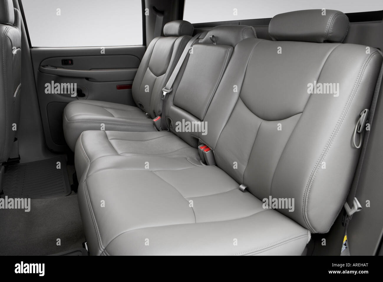 2006 Chevrolet Avalanche 2500 LT in Silver - Rear seats Stock Photo - Alamy