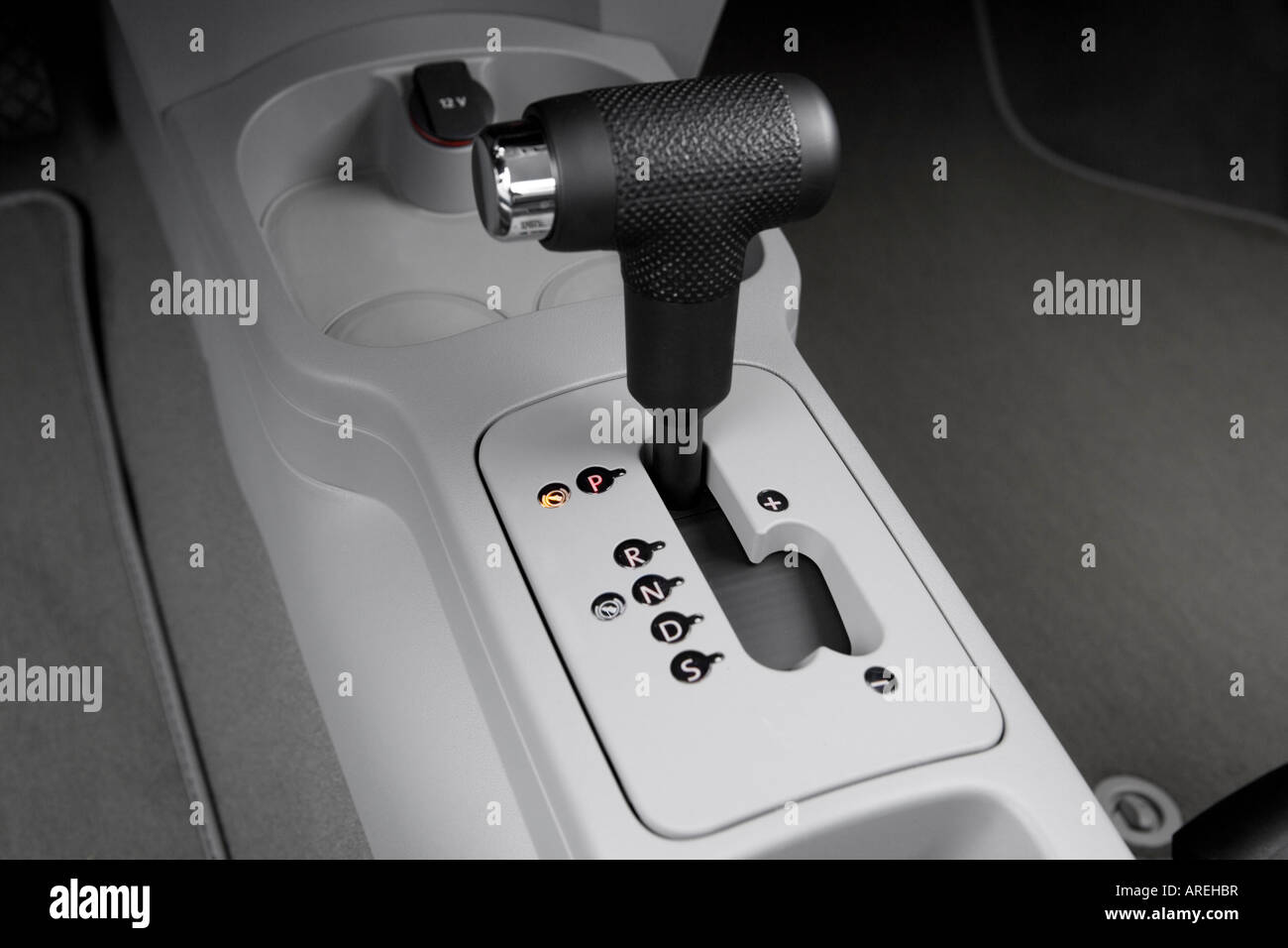 2006 Volkswagen New Beetle 2.5 in Gray - Gear shifter/center console ...