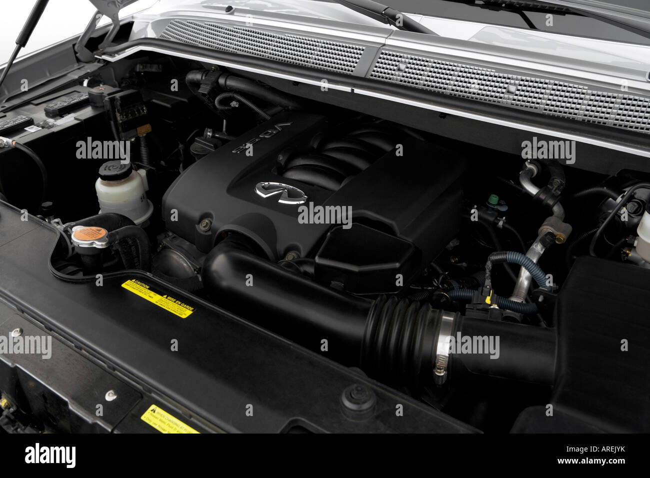 2006 Infiniti QX 56 in Silver - Engine Stock Photo - Alamy