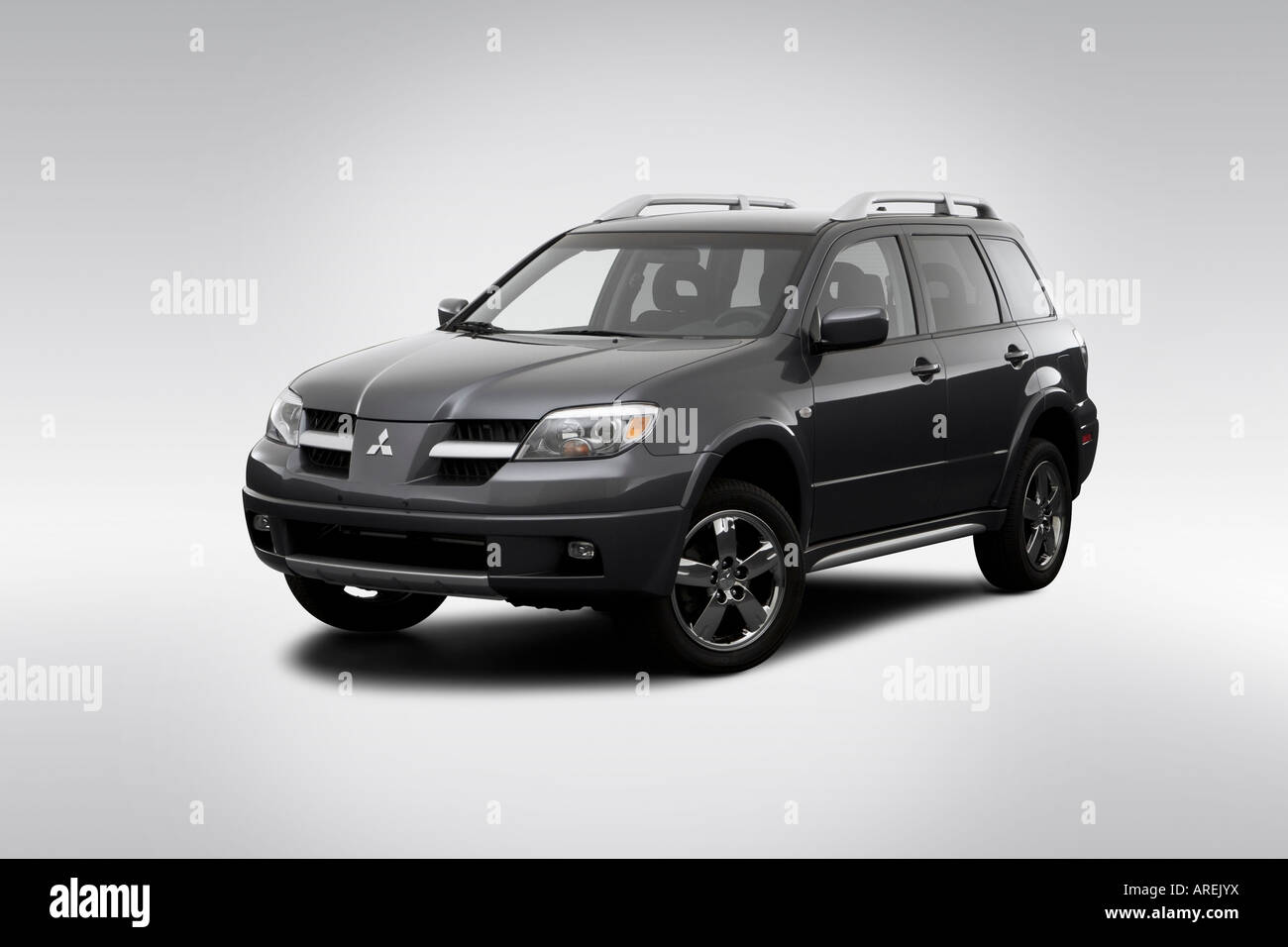 2006 Mitsubishi Outlander SE in Gray - Front angle view Stock Photo - Alamy