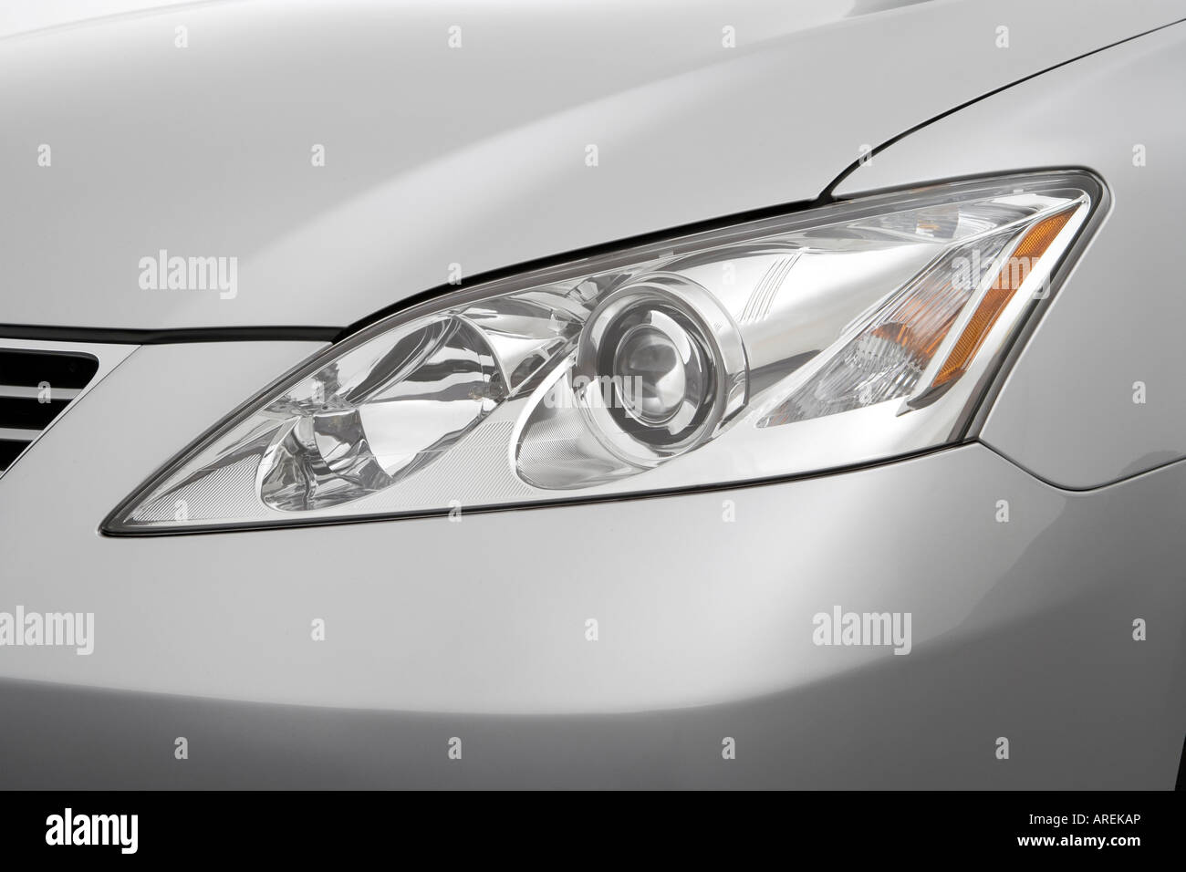 2007 Lexus ES 350 in White - Headlight Stock Photo - Alamy