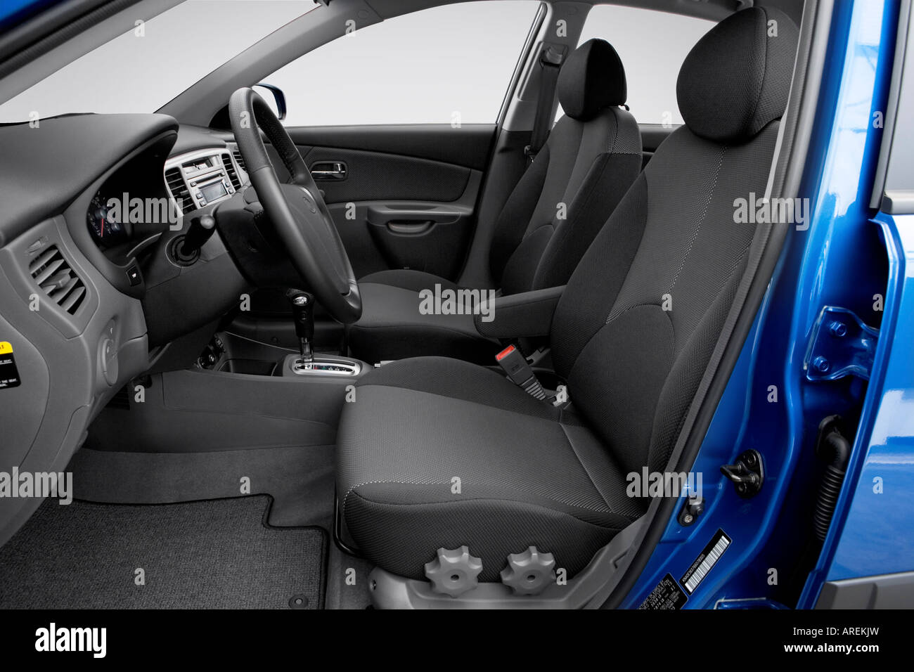 2006 Kia Rio 5 SX in Blue - Front seats Stock Photo - Alamy