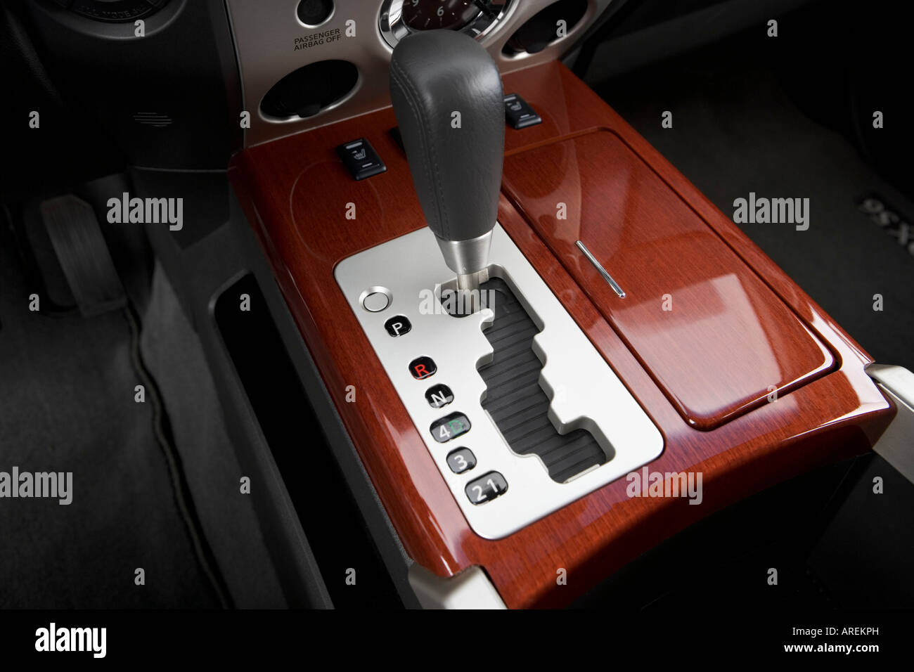 2006 Infiniti QX 56 in Silver - Gear shifter/center console Stock Photo ...