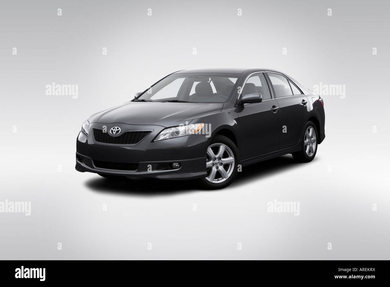 2007 Toyota Camry SE V6 in Gray - Front angle view Stock Photo - Alamy