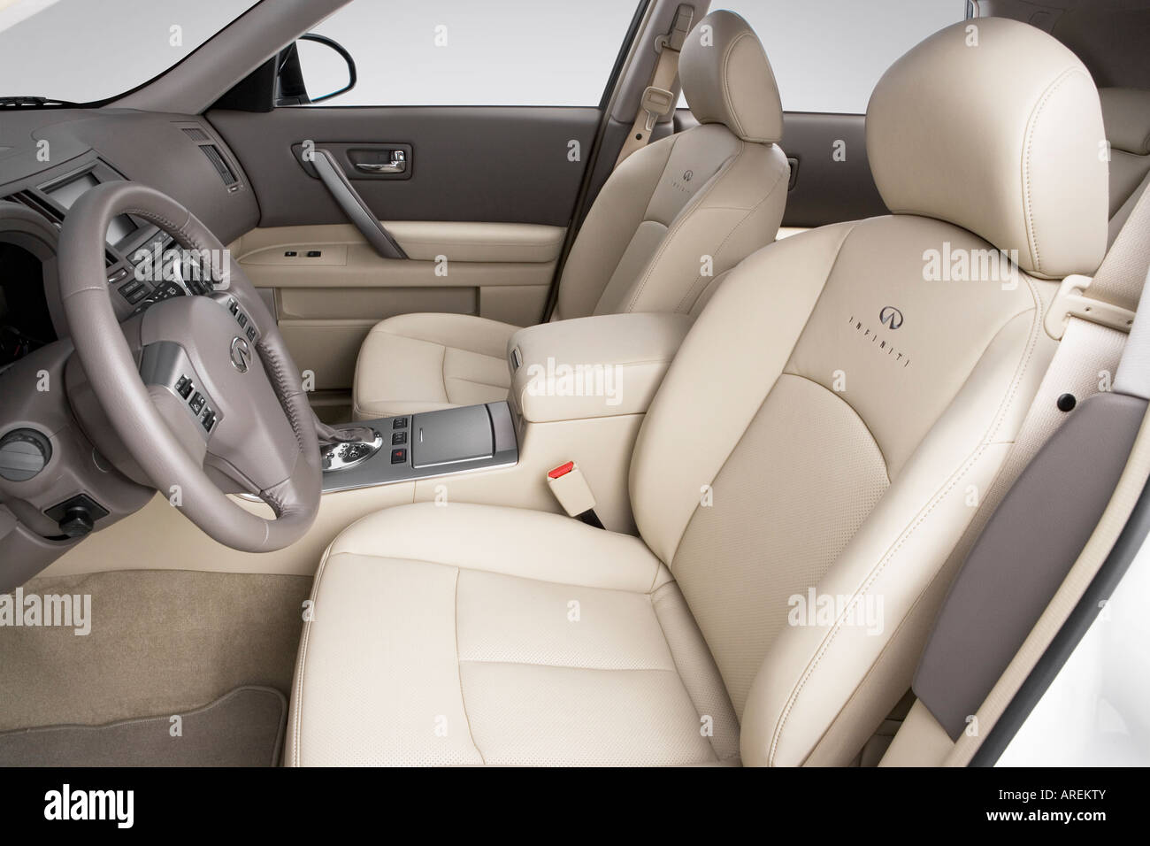 2006 Infiniti FX 35 in White - Front seats Stock Photo - Alamy