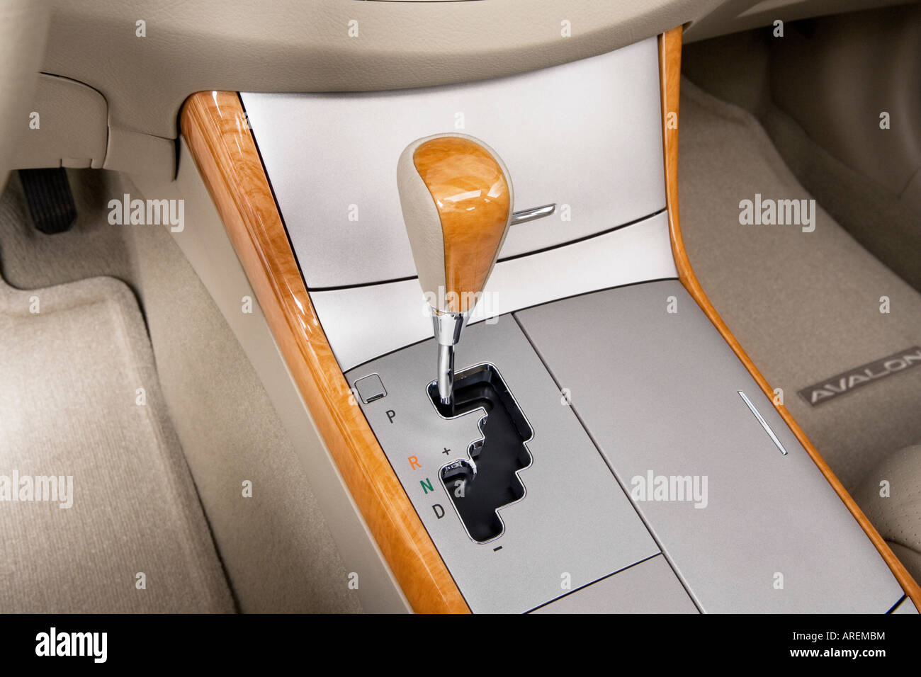 2006 Toyota Avalon Limited in Beige - Gear shifter/center console Stock ...