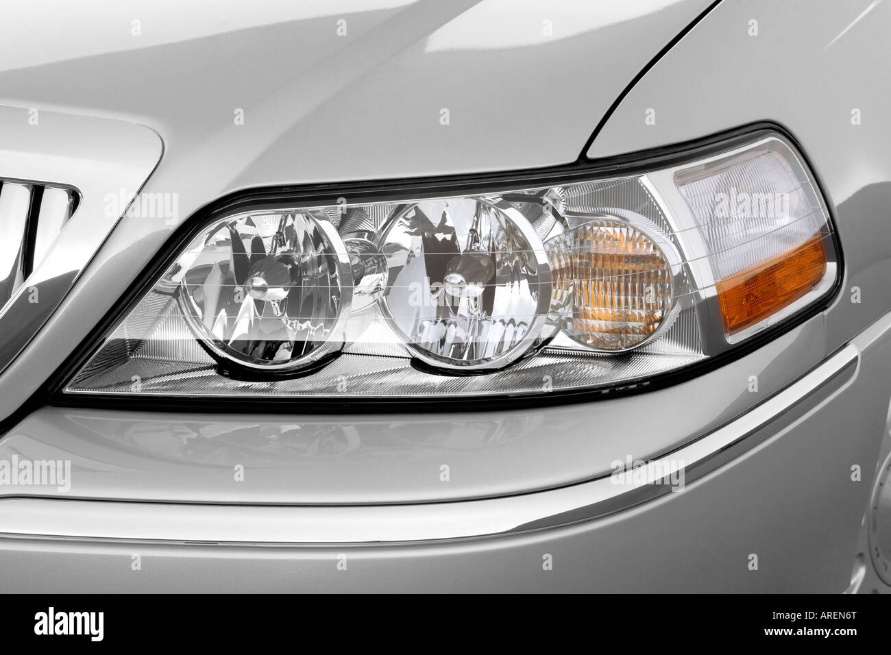 2006 Lincoln Town Car Signature in Silver - Headlight Stock Photo - Alamy