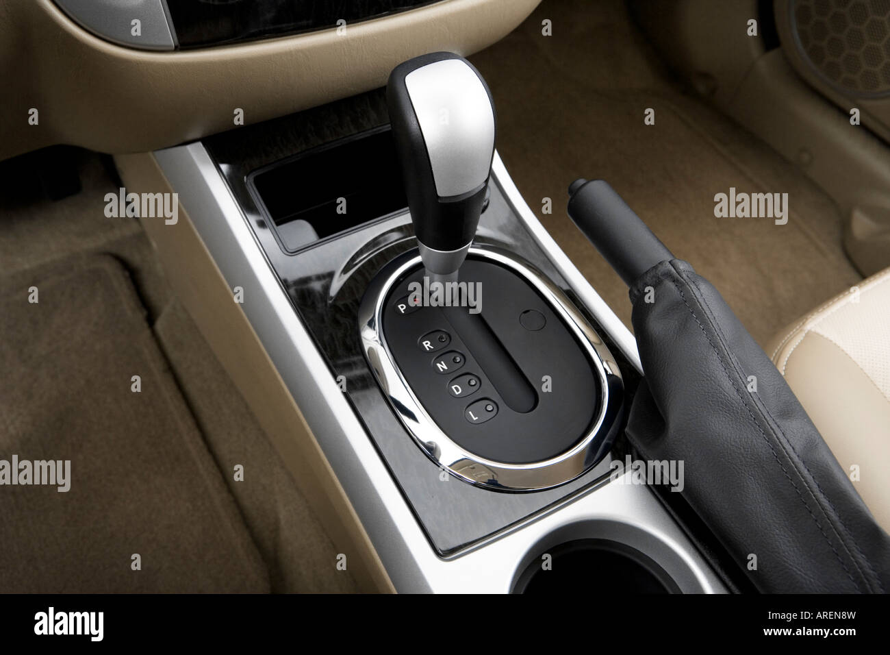 2006 Mercury Mariner Hybrid in Beige - Gear shifter/center console ...