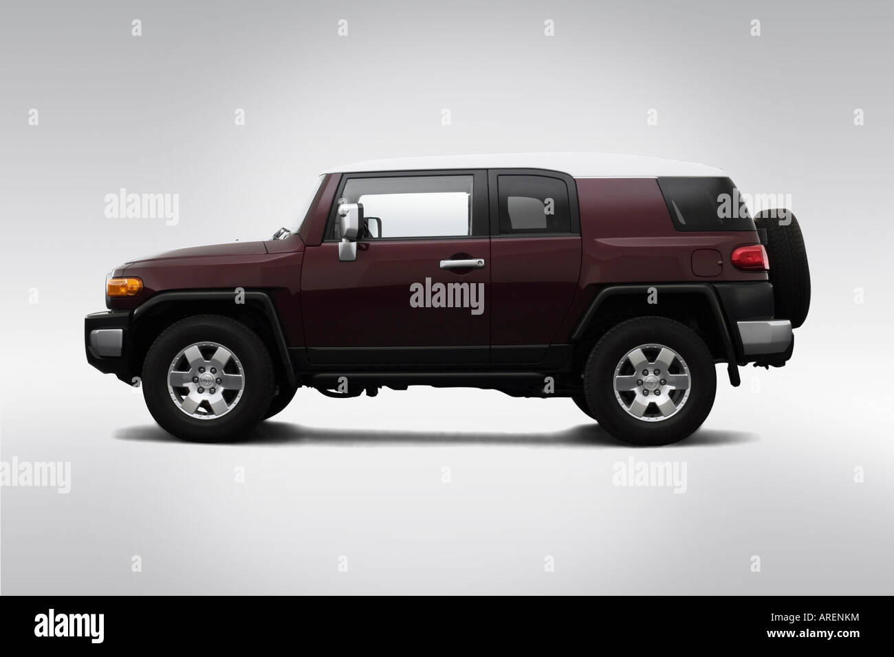 2007 Toyota FJ Cruiser in Red - Drivers Side Profile Stock Photo - Alamy