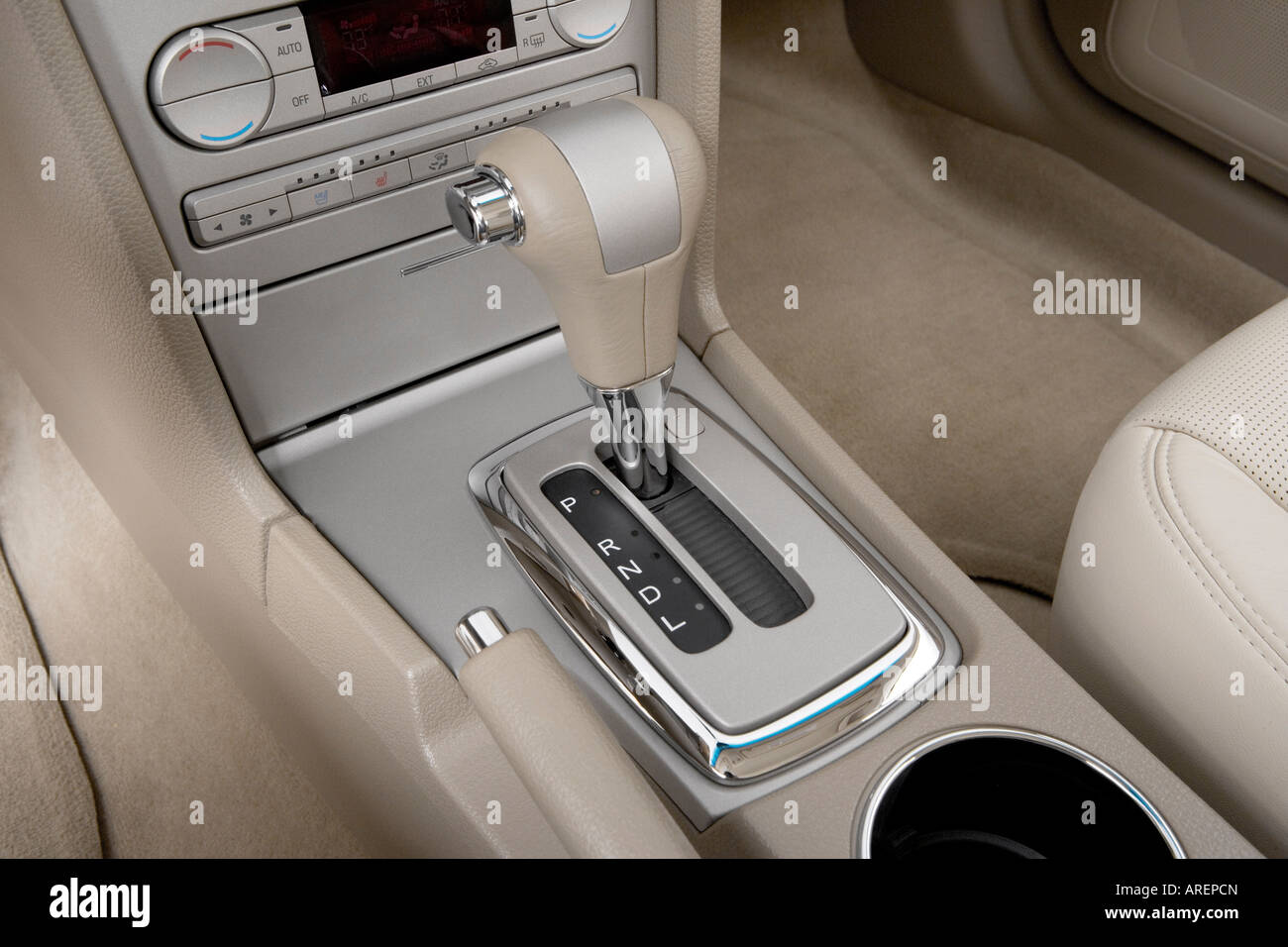 2006 Lincoln Zephyr in Green - Gear shifter/center console Stock Photo ...