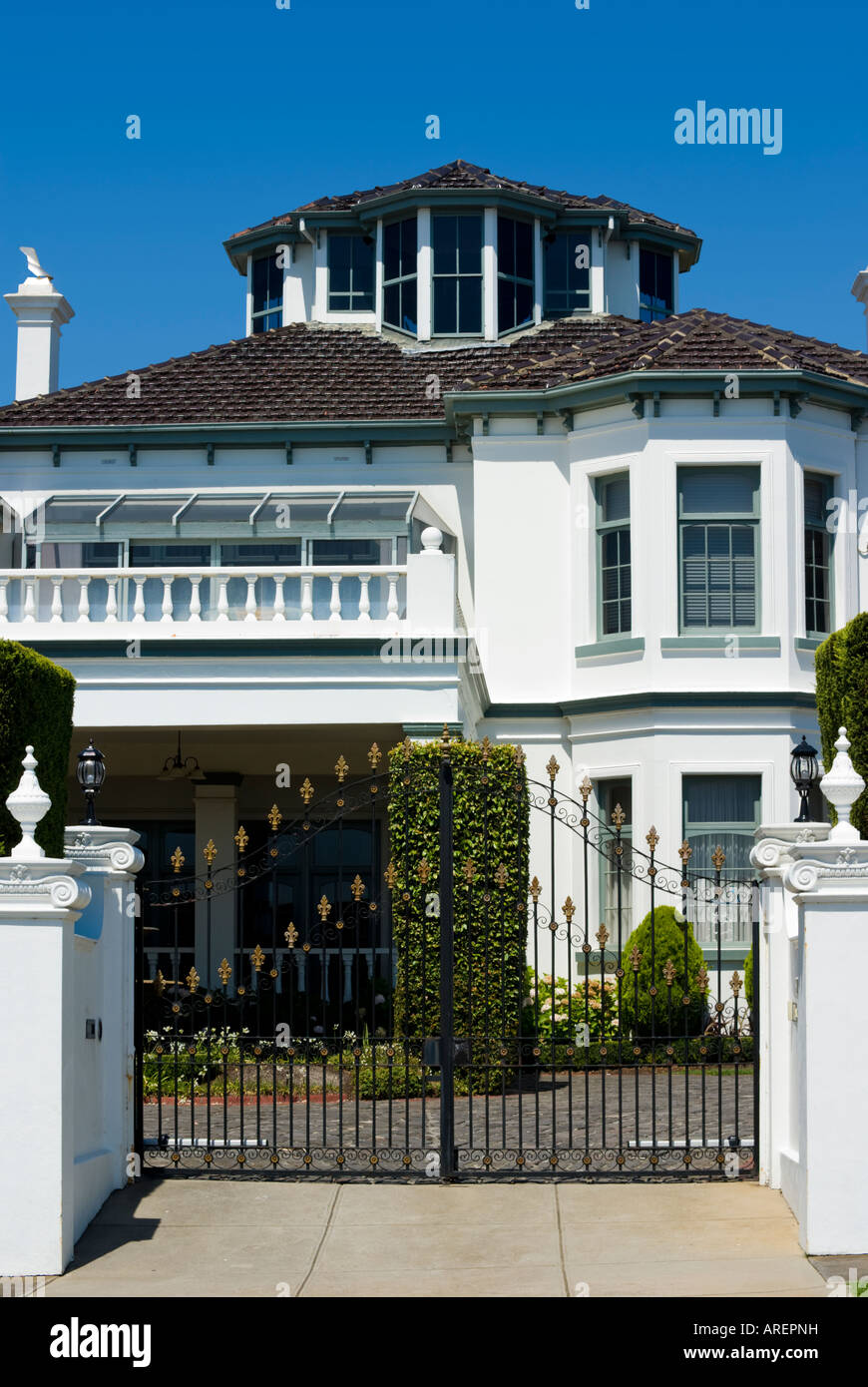 Large house and gates hi-res stock photography and images - Alamy
