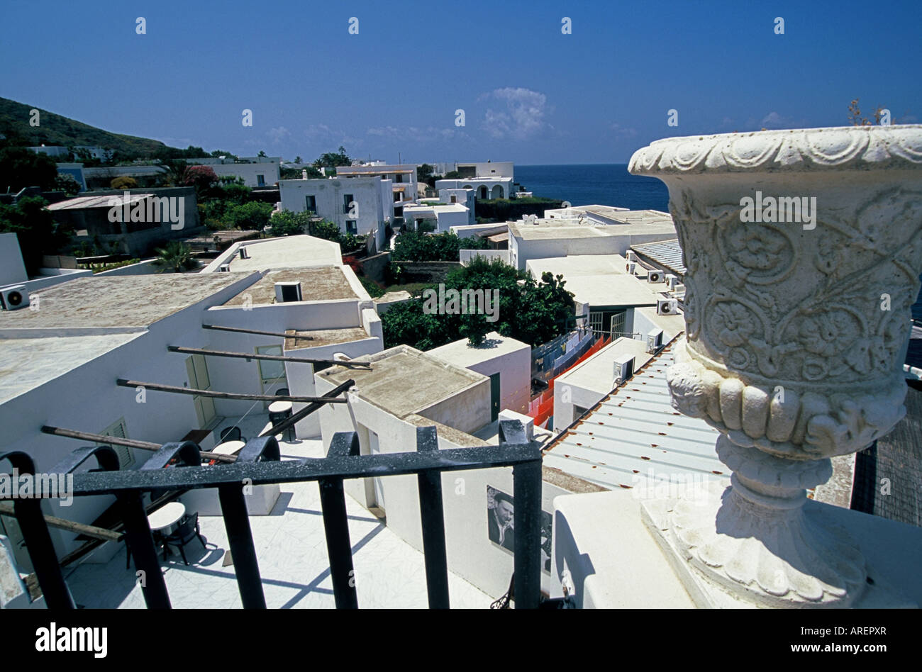 sicillian white washed building in the mid day sun Stock Photo - Alamy