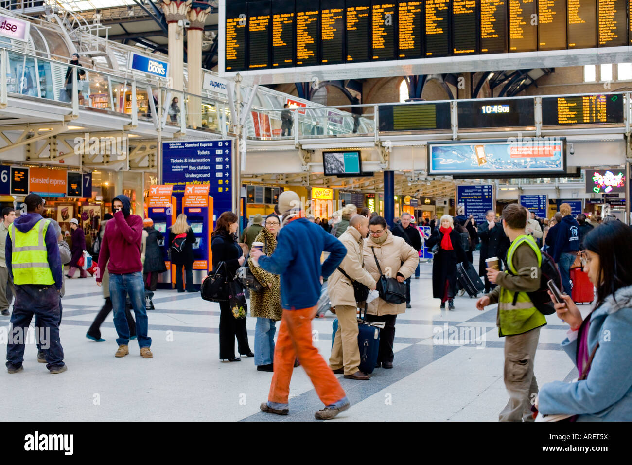 many people throng around at London's Liverpool Street main line train ...